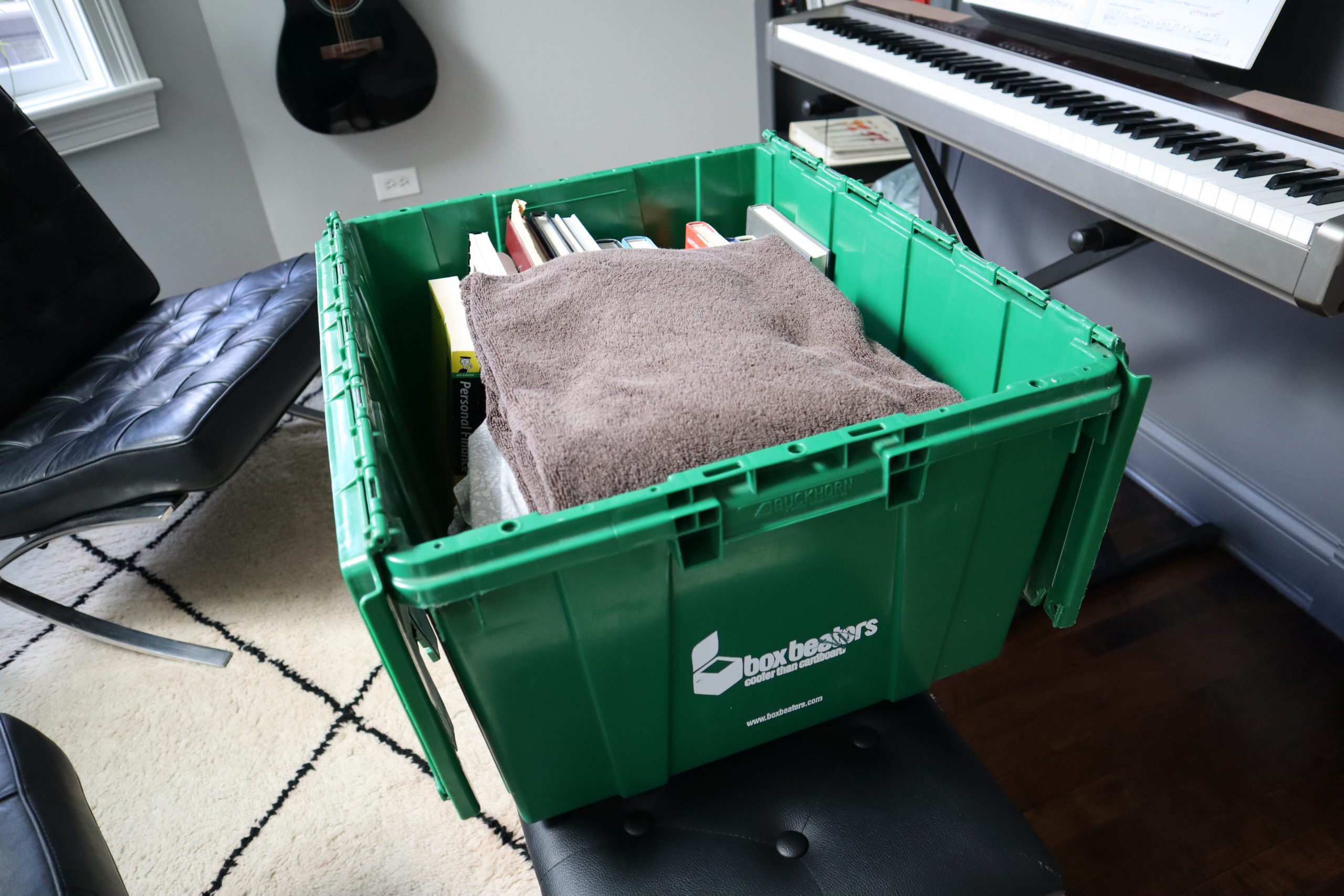 Three Tips to Pack Your Living Room into Plastic Moving Boxes - Box Beaters